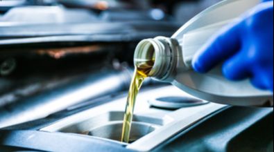 Este es el color que debe tener el aceite de tu coche | Repsol